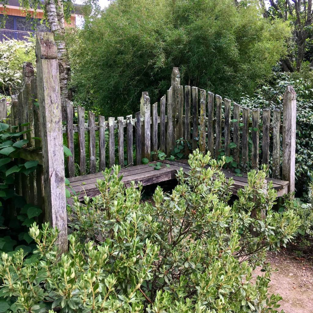 Wooden Garden Benches: Smooth and Rough-Hewn, Traditional and Modern ...